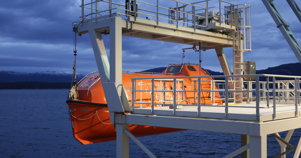 Maritime | Conventional lifeboat and davits